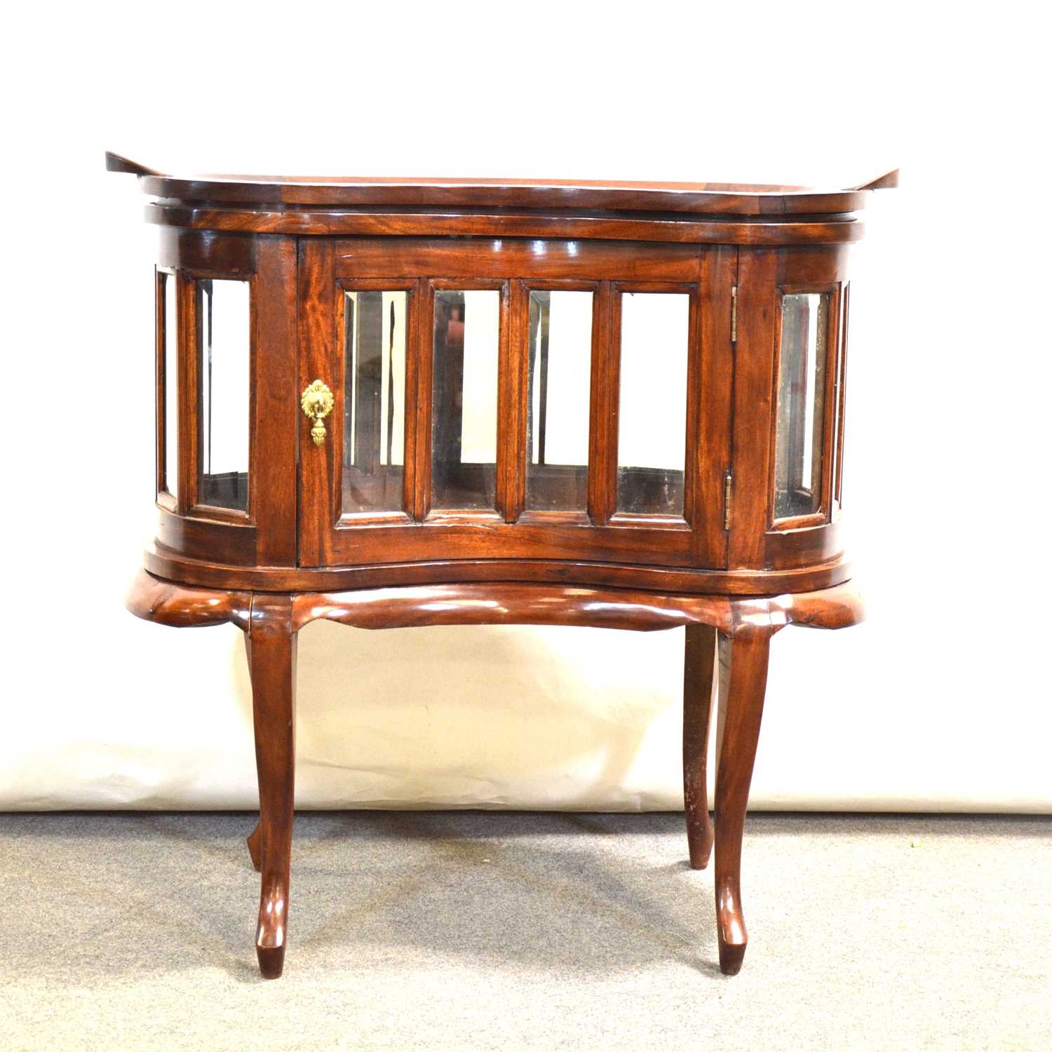 Lot 357 - Kidney-shaped tray-topped drinks stand/